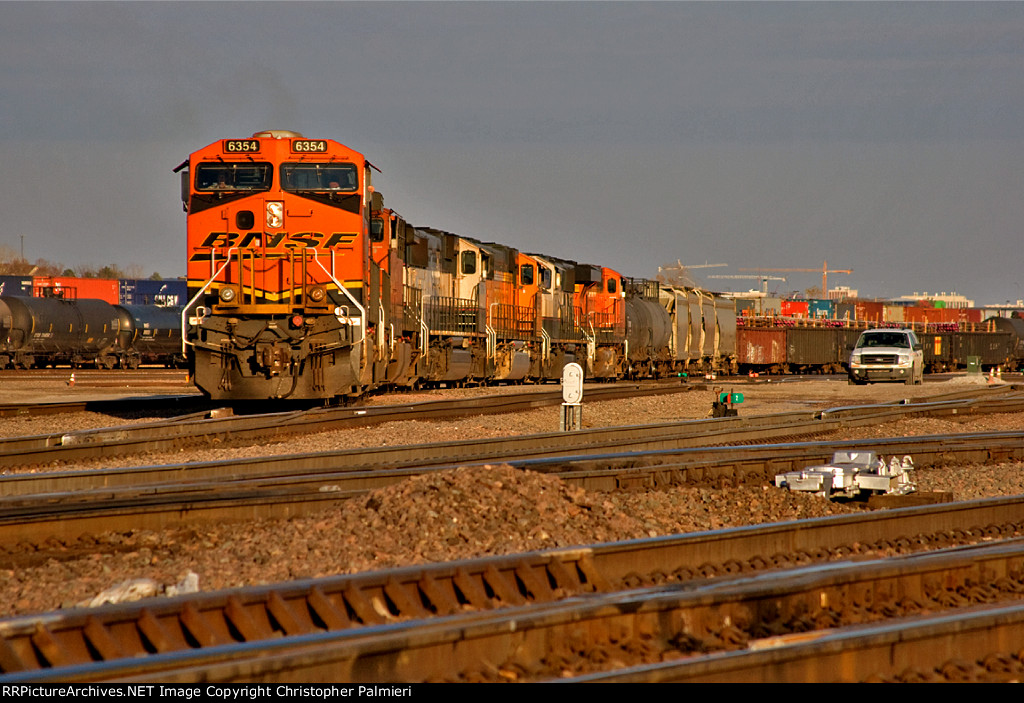BNSF 6354 Leads H-LINLAU1-28